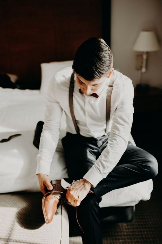 18 Must Have Getting Ready Wedding Photo Ideas for Groom and Groomsmen