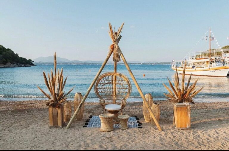 50+ Wedding Photo Booth Ideas to Have Fun